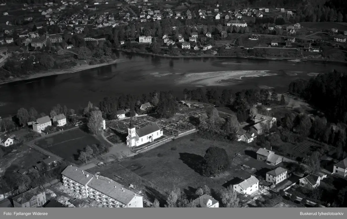 Hønefoss kirke med Storelva og Vesterntangen i bakgrunnen. Kirkegata ...