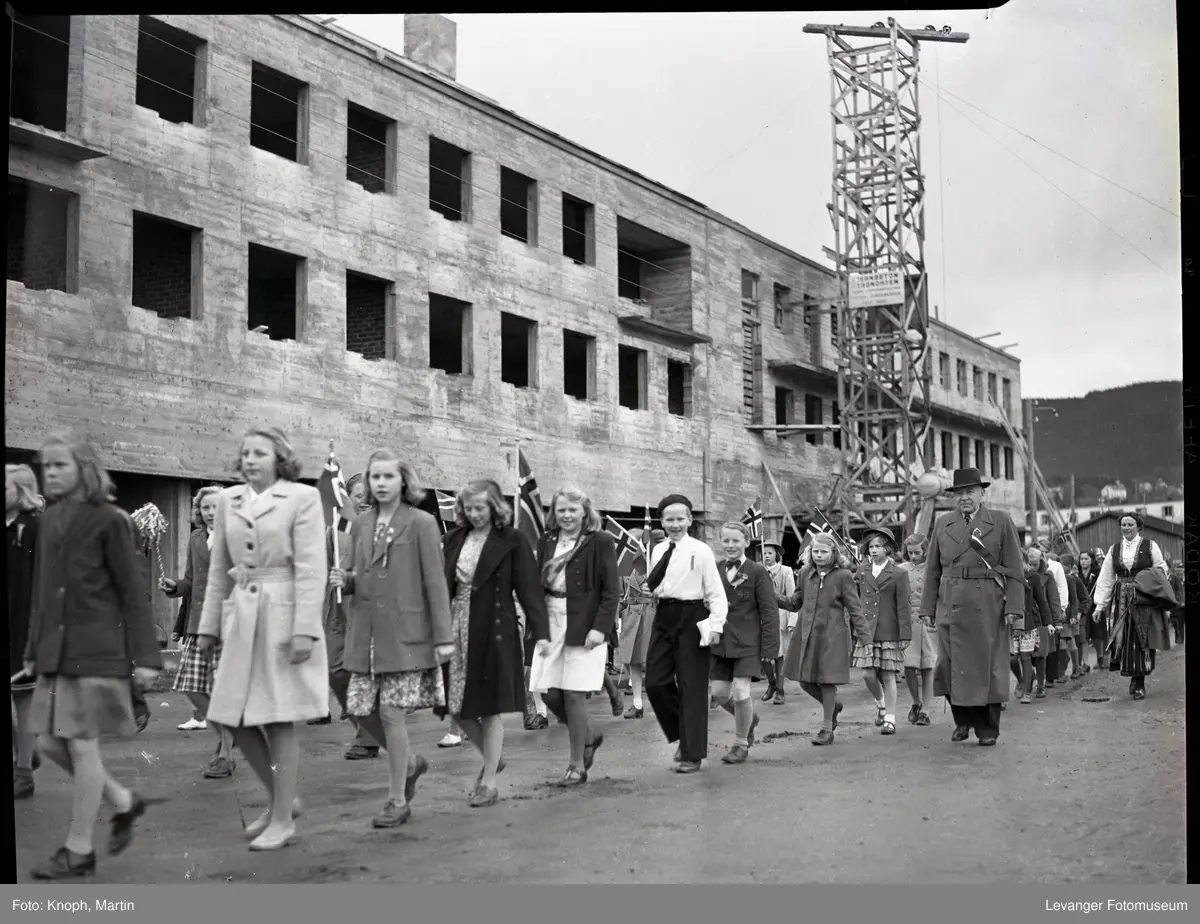 17. mai på Steinkjer, lærer Holder med elever. - Levanger Fotomuseum ...