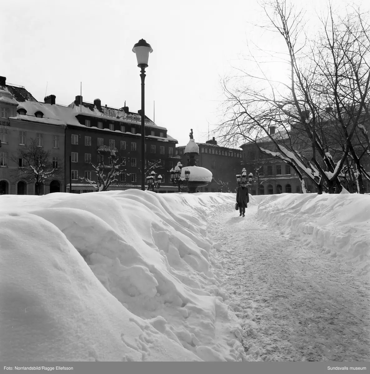 Vinterbilder från Sundsvall den snörika vintern 1966. Esplanaden ...