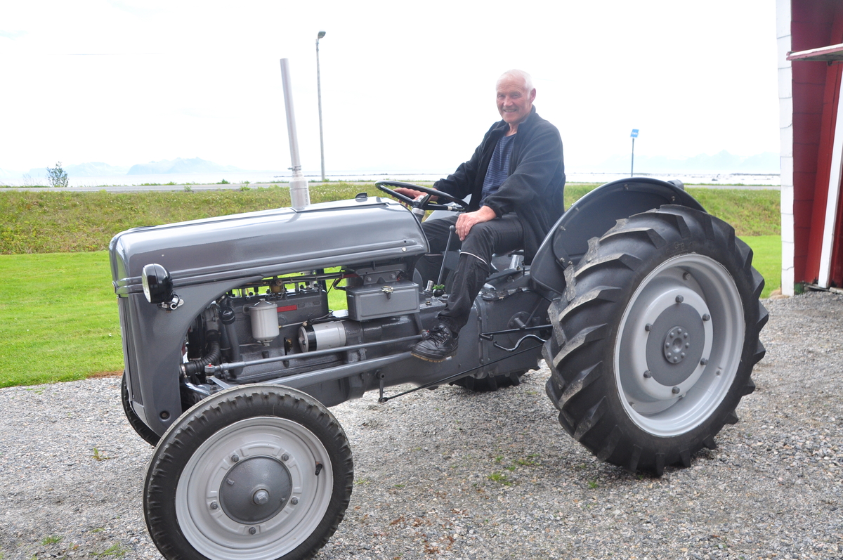Den første moderne traktor i Andøy- Gråtass - DigitaltMuseum