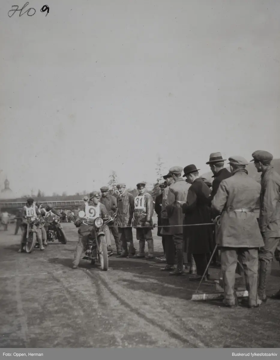 Smaalens-rittet i 1923 Nr. 9. Hermann Oppen ved start på Frogner ...