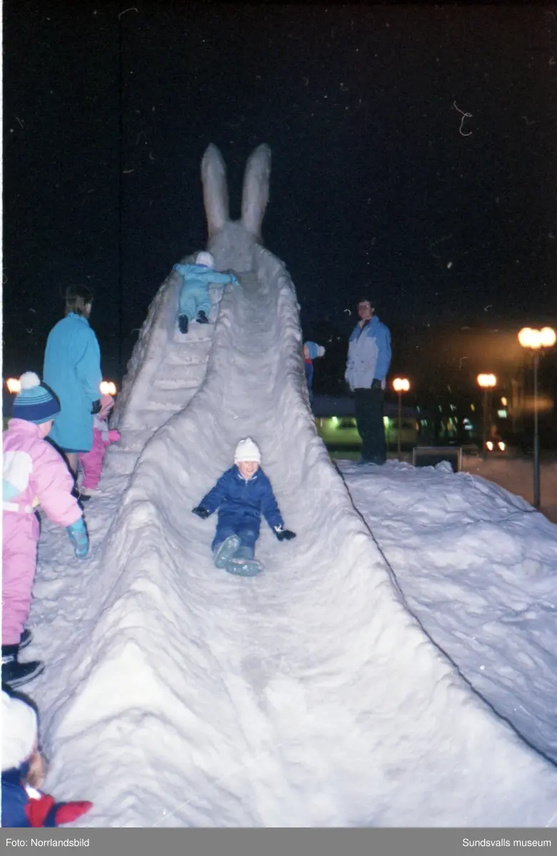 En rutschkana i form av en Skvader byggd av snö på Stora torget i ...