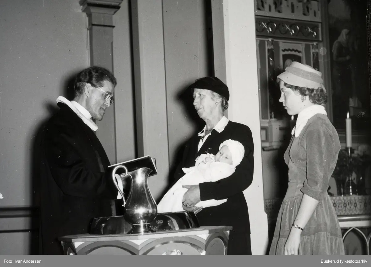 Dåp i Hønefoss kirke. 1956 - Buskerud Fylkesfotoarkiv / DigitaltMuseum