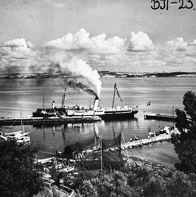 Bäckvikens hamn med ångfartyg - Landskrona museum / DigitaltMuseum