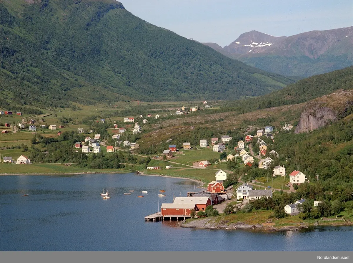 flyfoto av Ørnes, oversiktsbilde - Nordlandsmuseet / DigitaltMuseum