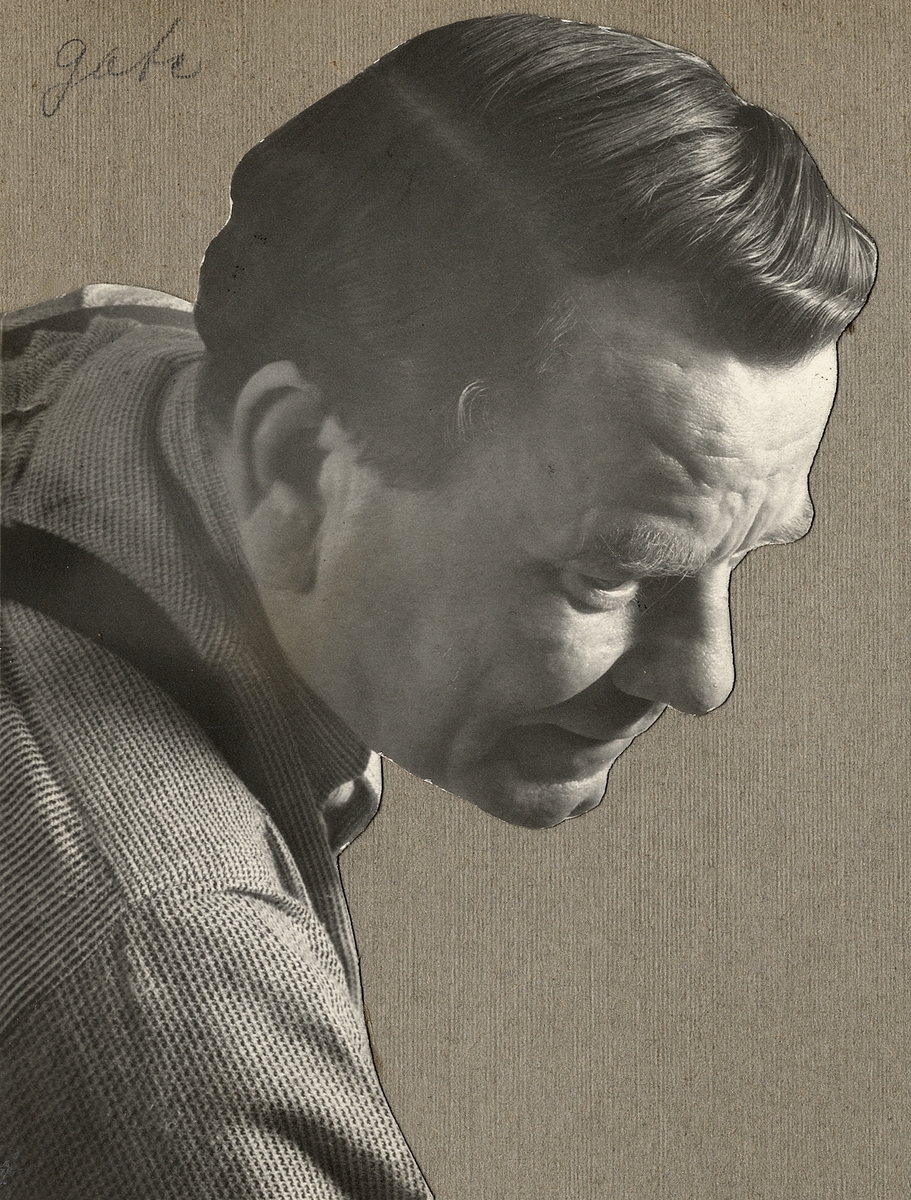 Orrefors glasbruk. Glaskonstnären Simon Gate. Bröstbild, profil ...