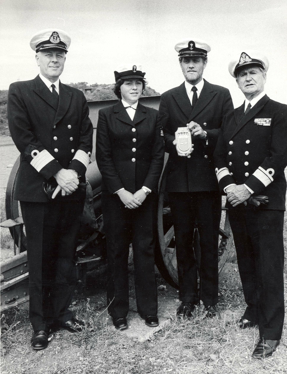 Sjømilitære korps, elever fra KA-kurs tildeles crest. - Forsvarets ...