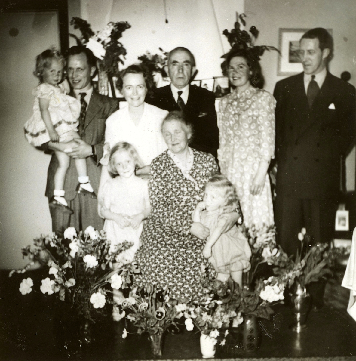 Nora Krantz (1879 - 1955) firar sin 70-årsdag tillsammans med familjen ...