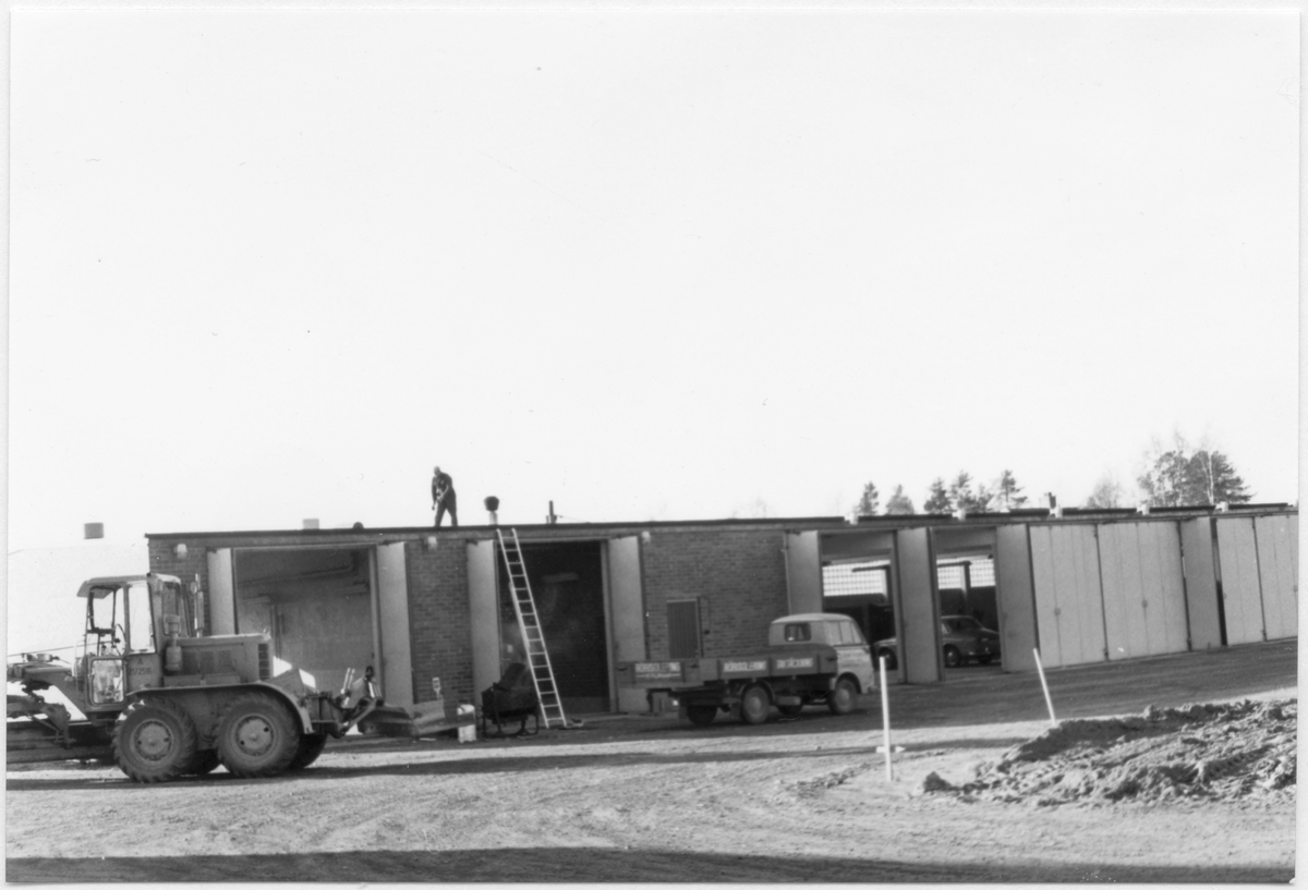 Vägstation AC5, Vindeln. Garagebyggnad under uppförande. Väghyvel med ...