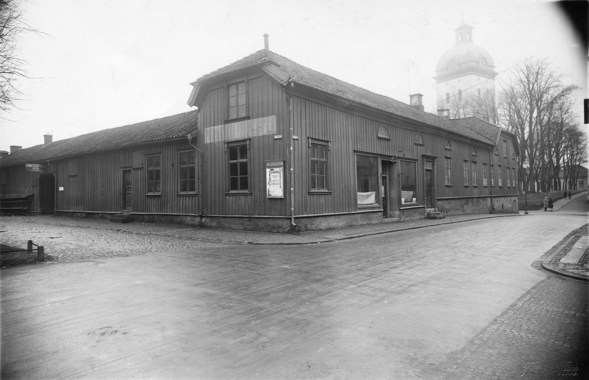 Skolgatan från Allégatan mot väst och med kvarteret Charon år 1928 ...