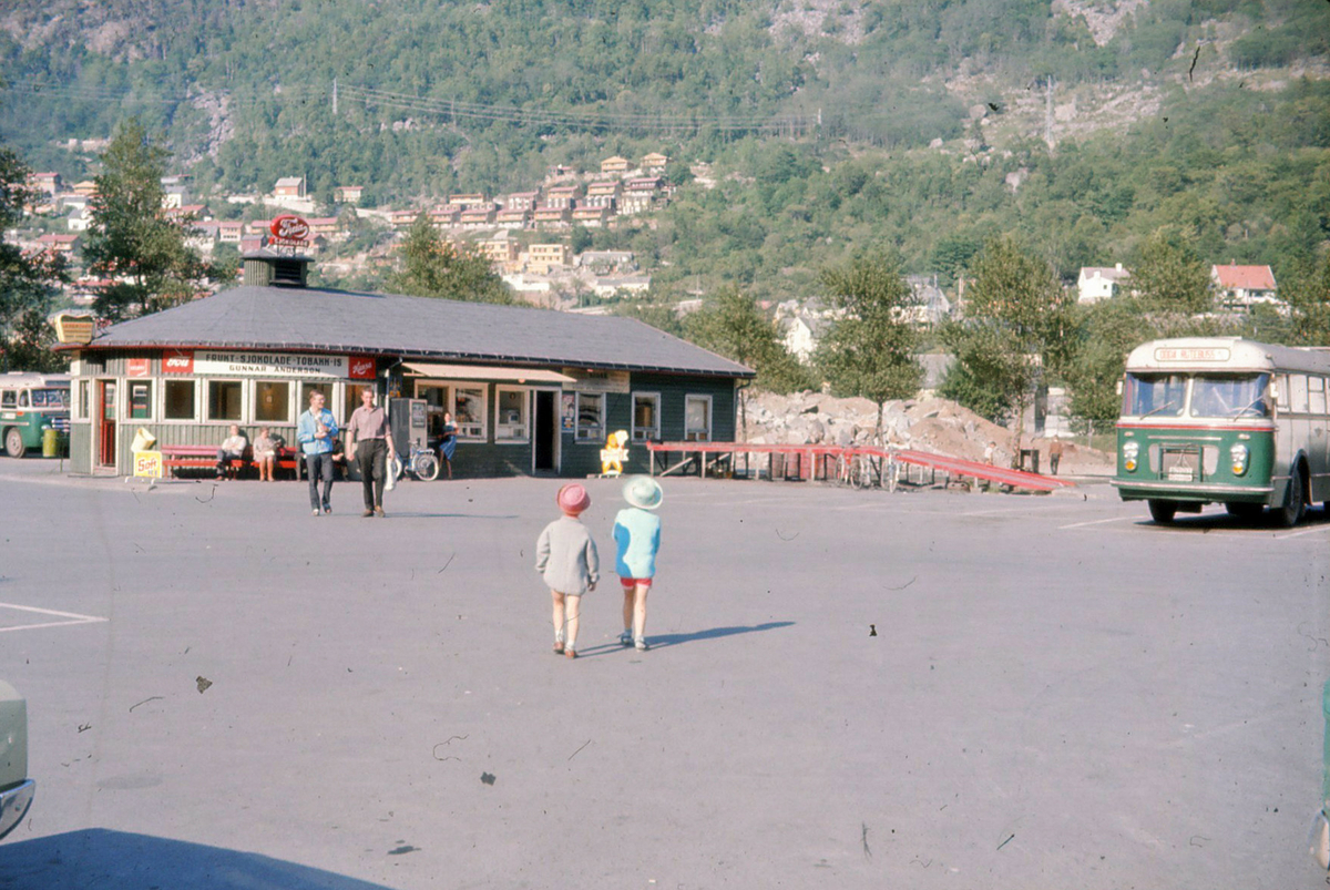 Odda rutebilstasjon, pakkesentralen og kiosken til Gunnar Anderson ...