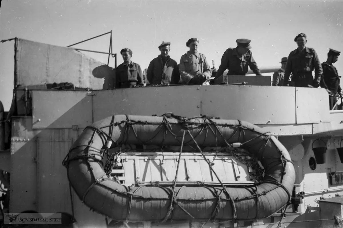 Fra Molde Havn den 20.mai 1945. .Britiske Destroyer ved kai i Molde 20 ...
