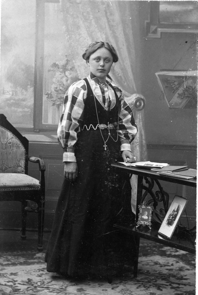 Atelierfoto av Anne Aasen - Midt-Telemark museum / DigitaltMuseum