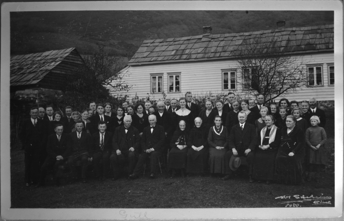 Gjestene ved Ole H. Hamre og Anna Bergette Hamre sitt gullbryllaup på ...