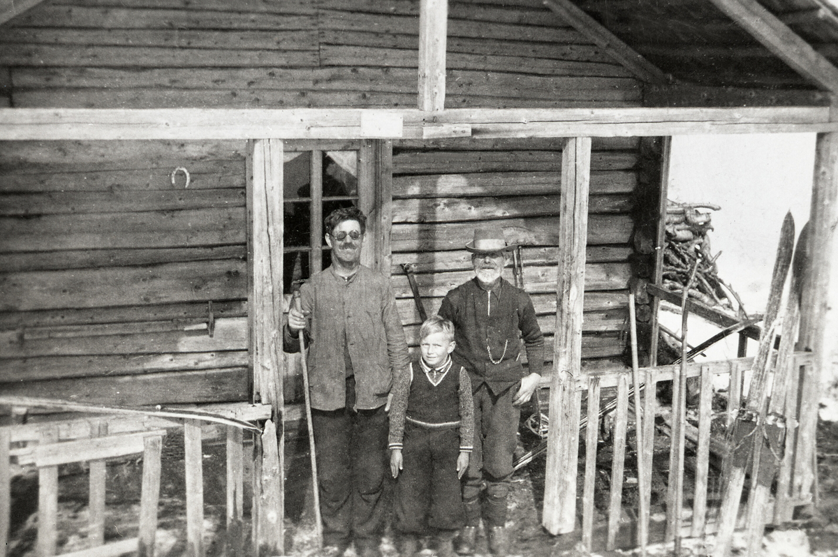 Frå Daae-hytta på Hollane 1938, tre generasjonar. Frå v: Nils ...