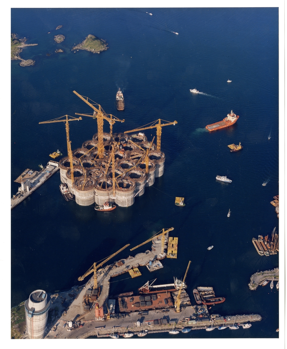 Betongunderstellet til Oseberg A er under bygging i Jåttåvågen ved ...