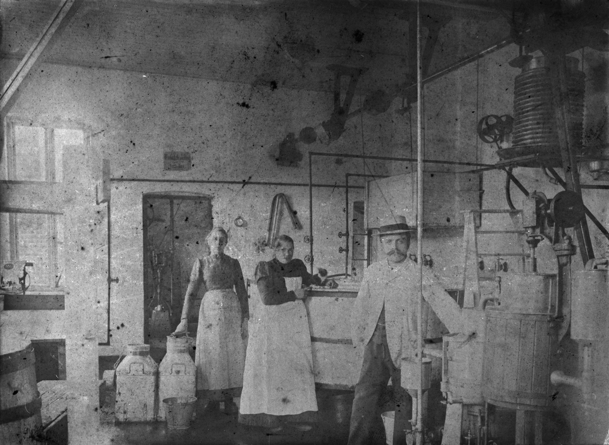 Interiør frå Ølen meieri, ca. 1910. - Haugalandmuseet / DigitaltMuseum