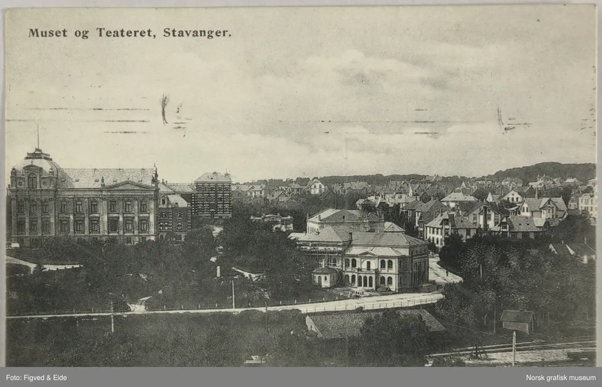 Postkort med bilde av Stavanger Museum og Stavanger Teater sett fra øst ...