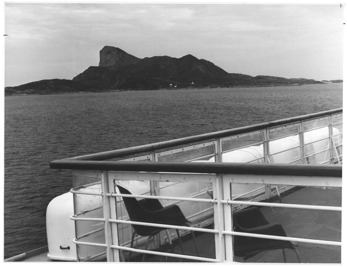 Rødøy, Rødøya med Rødøyloven og kirkestedet - DEXTRA Photo / DigitaltMuseum