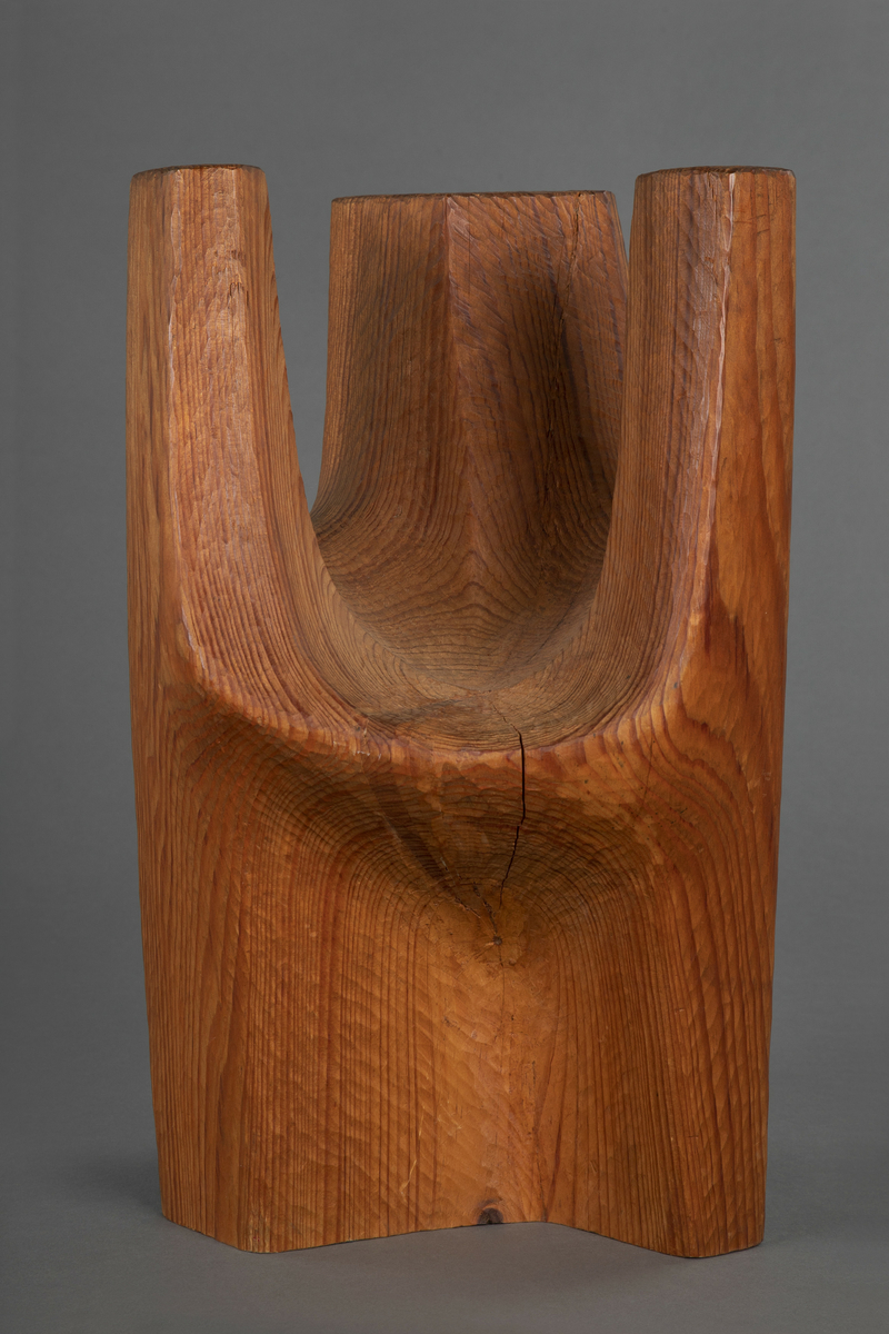 Nonnene danser [Treskulptur] - Trondheim kunstmuseum / DigitaltMuseum