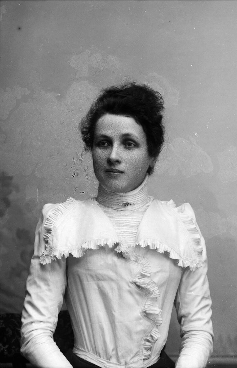 Maria Lund; Ingår i porträttsamlingen från Knut Wallins ateljé ...