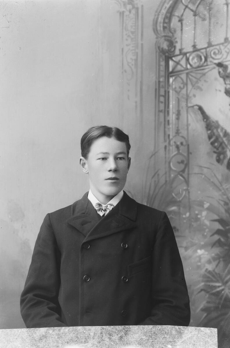 K Lundgren; Ingår i porträttsamlingen från Knut Wallins ateljé ...