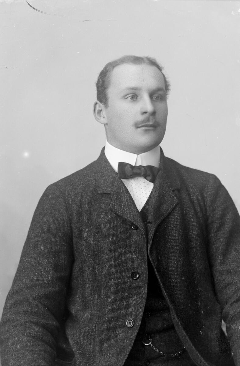 Simon Brodd; Ingår i porträttsamlingen från Knut Wallins ateljé ...