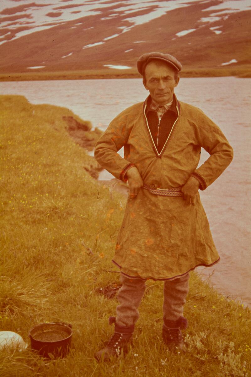 Man vid vattendrag - Västernorrlands museum / DigitaltMuseum