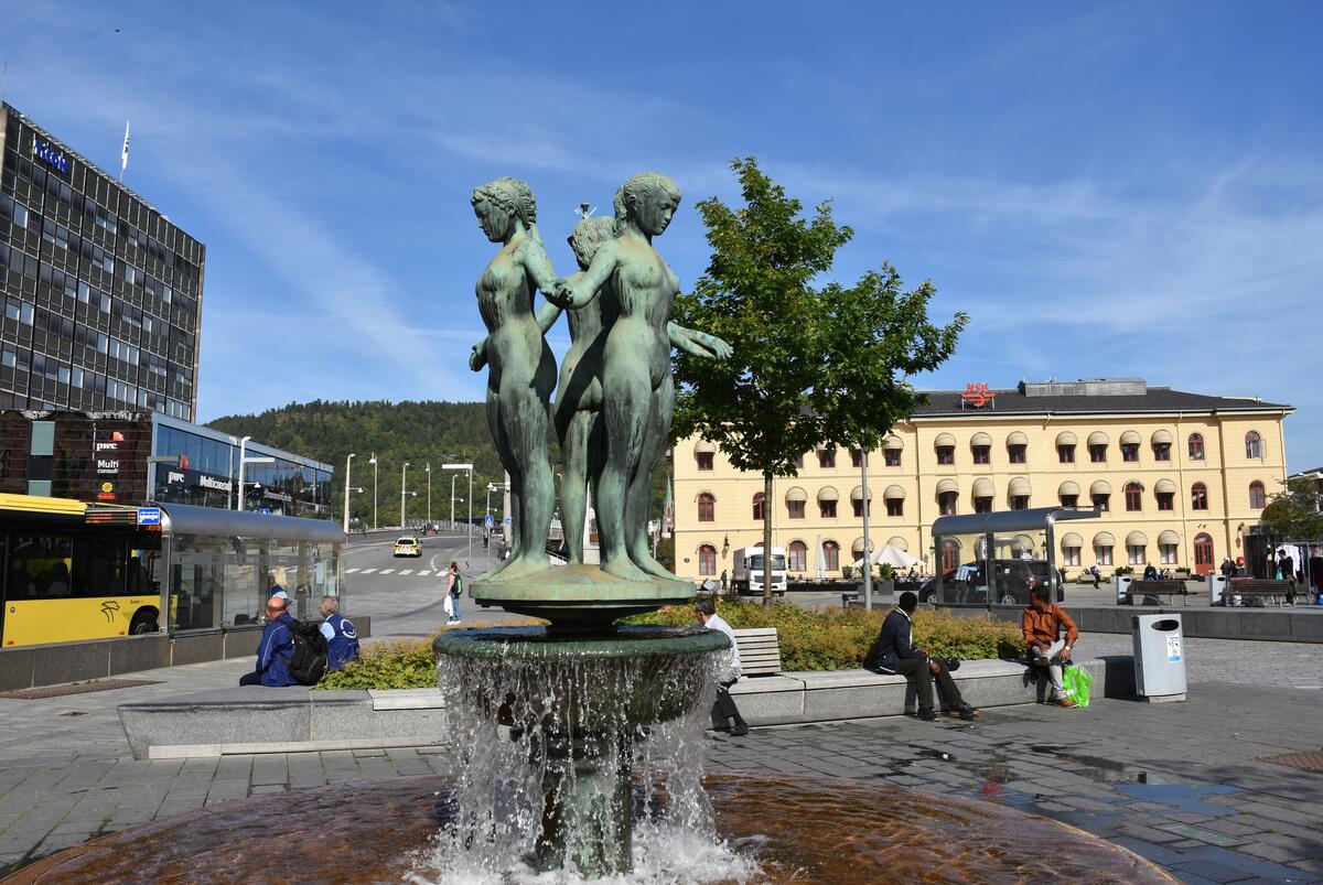 De tre bydeler [Kunst i offentlig rom] - Drammen kommune / DigitaltMuseum