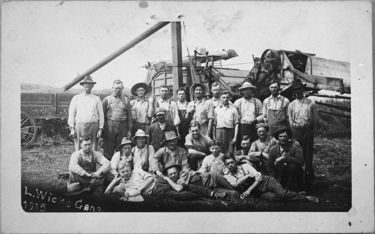 Arbeidslag i Amerika kalla "L. Wick's gang", 1915. Somme av desse er ...