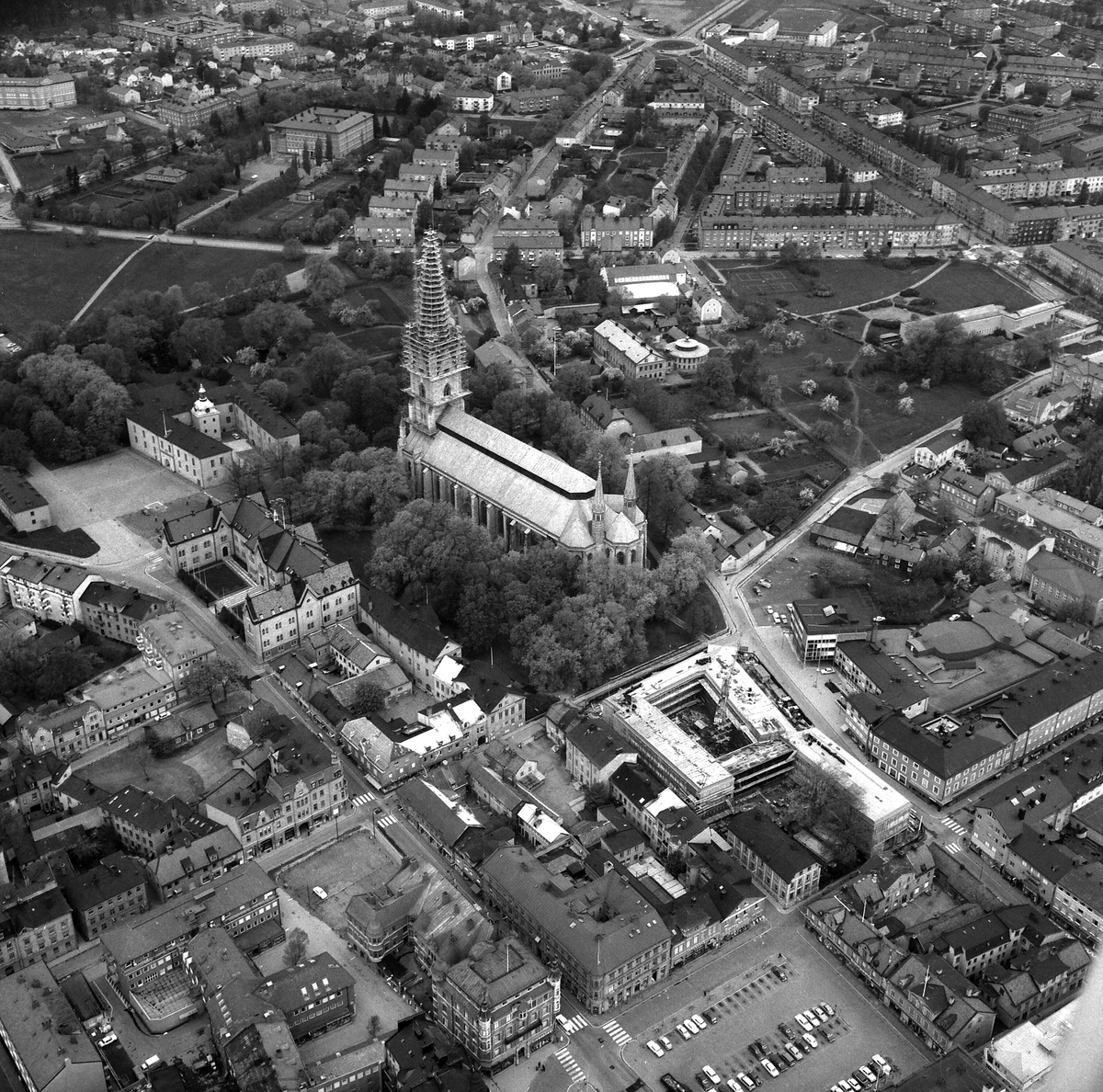 Flygbilder över centrala Linköping 1968. Domkyrkan, Stora torget ...