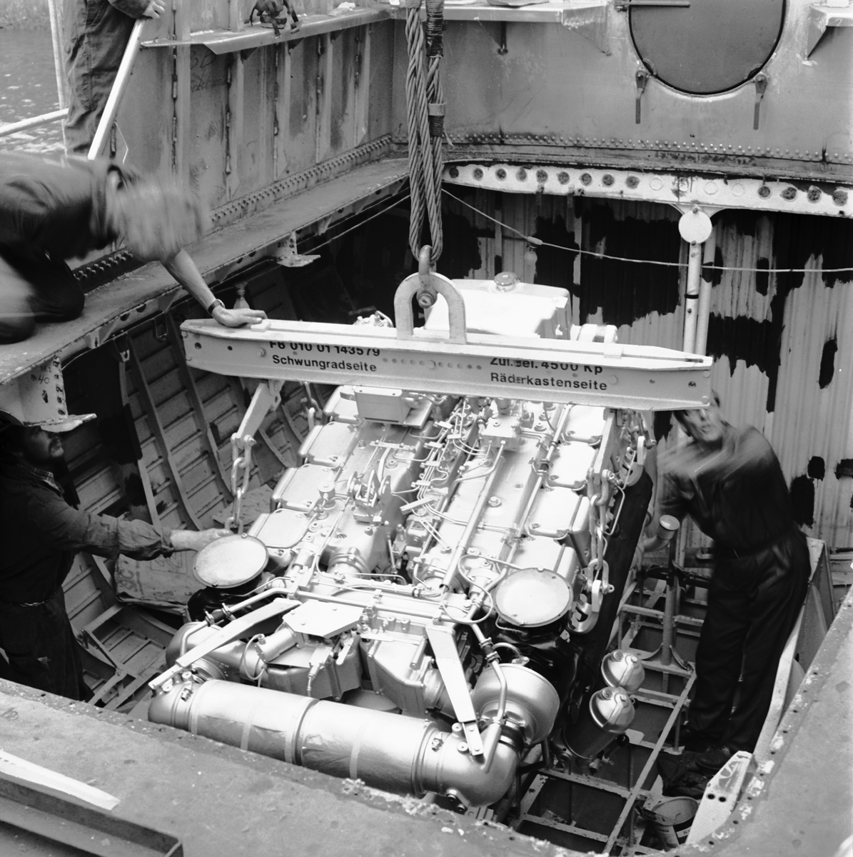 Lyft av motor till bevakningsbåt - Marinmuseum / DigitaltMuseum