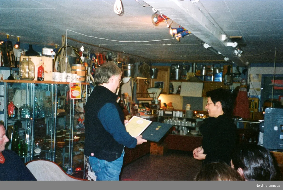 Direktør Toril Røsand overrekker Norges Vels Medalje for 30 års ...