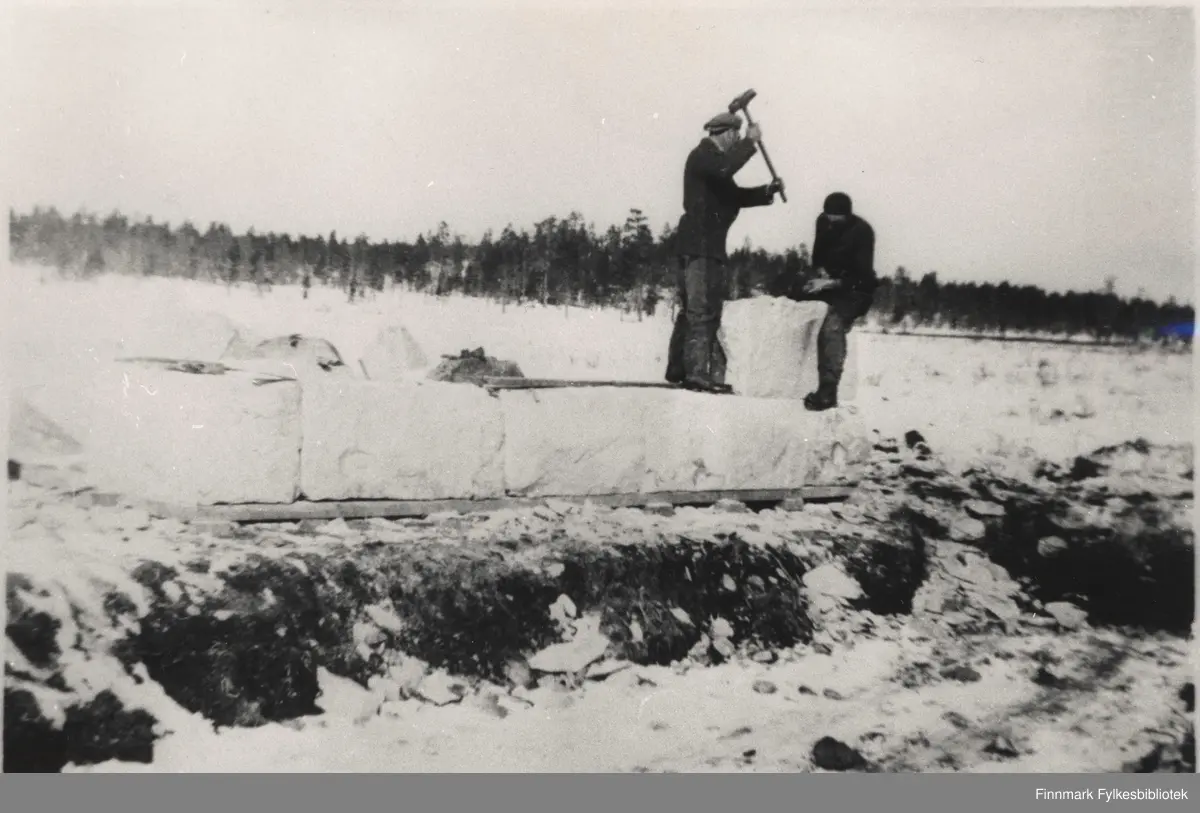 Kobbfoss, steinhugging, i 1935. Fra v: Johan Mathisen og Olaf Knutsen. - Finnmark ...