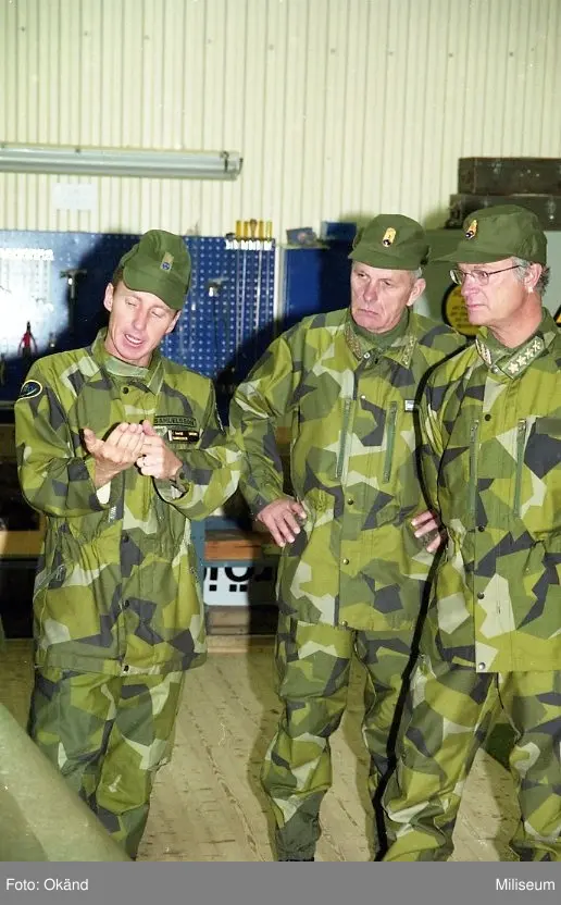Försökshallen. F.vr. major Lars Samuelsson, general Curt Sjöö, och Hans ...