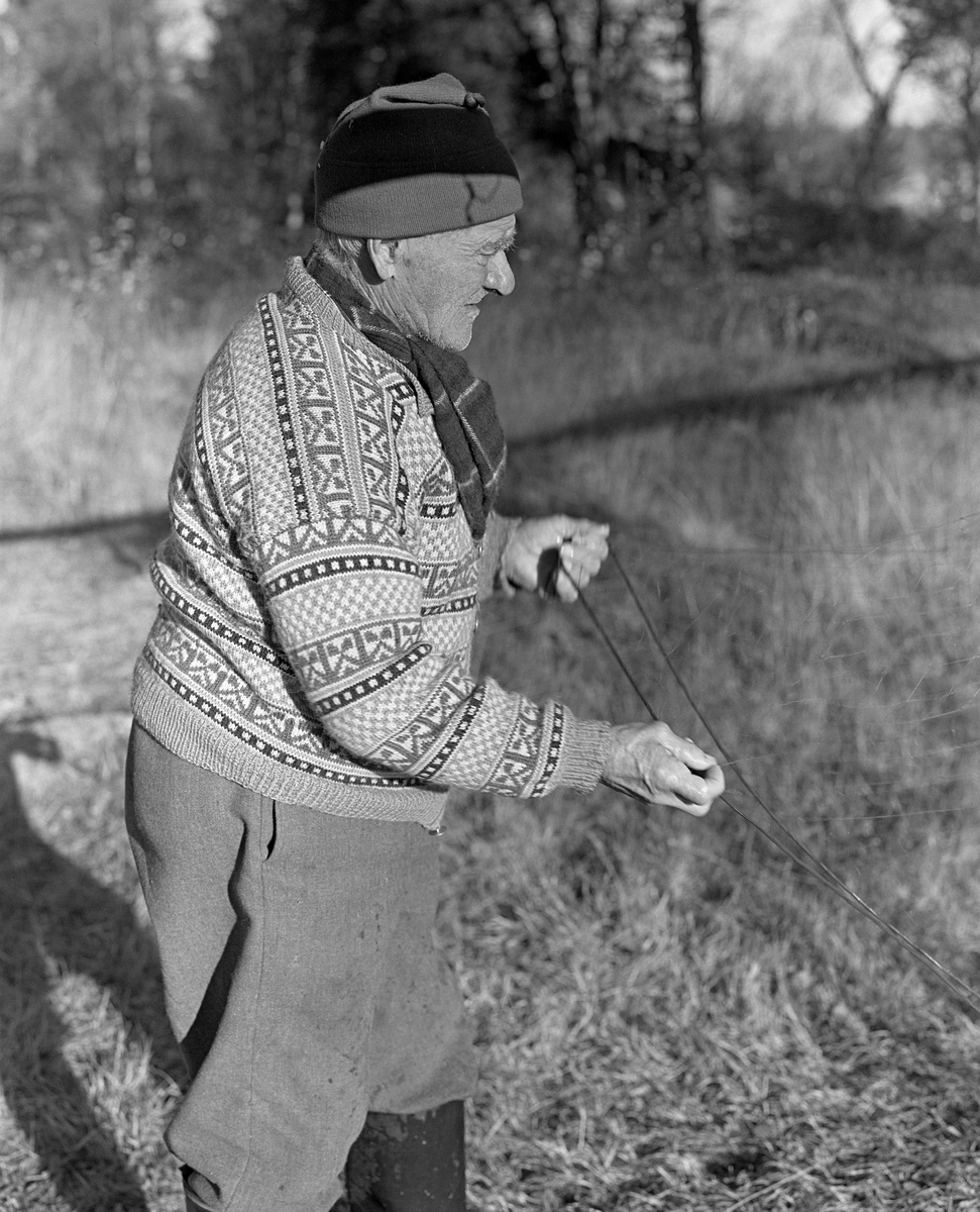 Joseph Bakken greier garnene som ble brukt under sikfiske ved ...