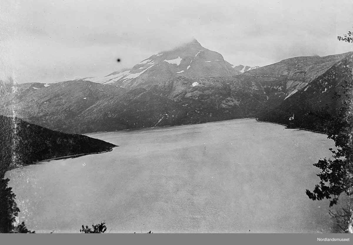 Fra Efjorden mot Stetind. Stetind er 1381 meter høy. Havet foran og ...