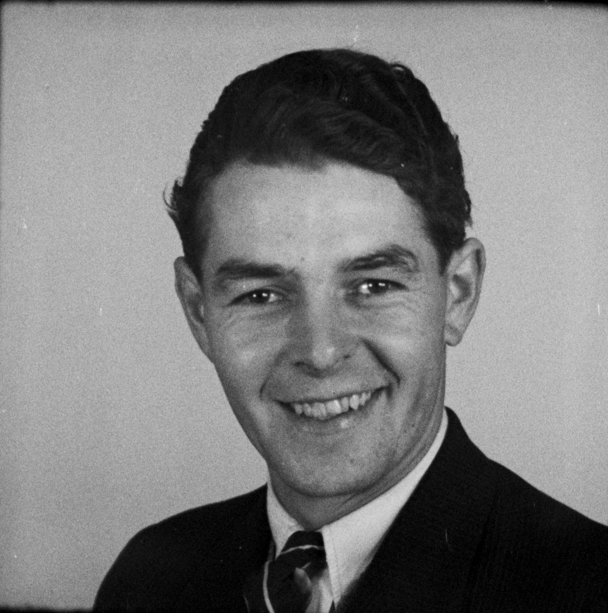 Ateljéporträtt - Harry Eriksson från Forsmark, Uppland 1937 ...