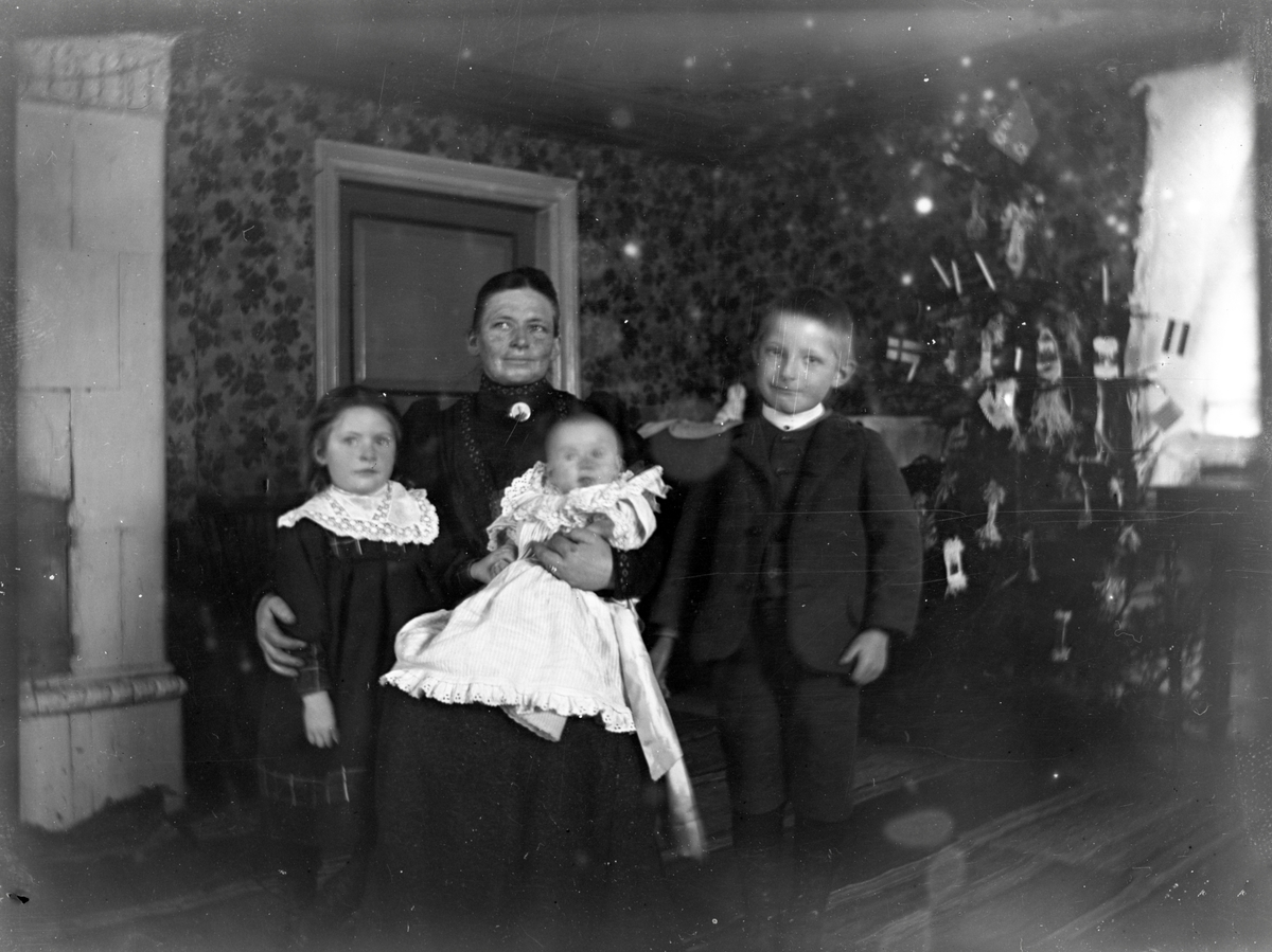 Mor med tre barn - Västergötlands museum / DigitaltMuseum