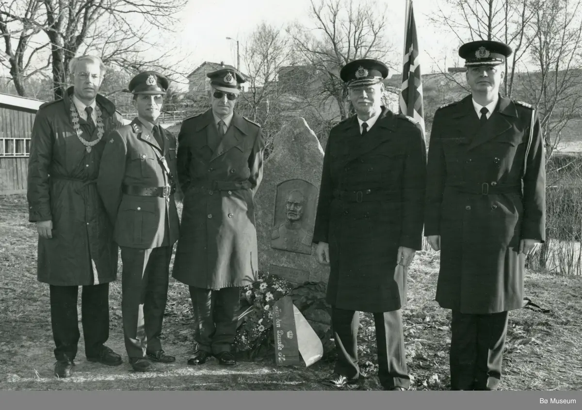 Avdukinga av minnesteinen over Olaf Rye ved Bø museum, Oterholt - Bø ...
