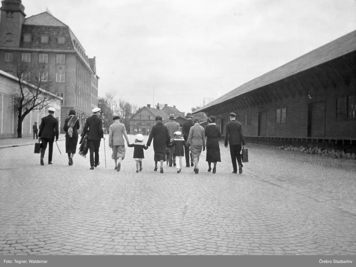 På väg från Centralstationen, maj 1931 - Örebro Stadsarkiv / DigitaltMuseum