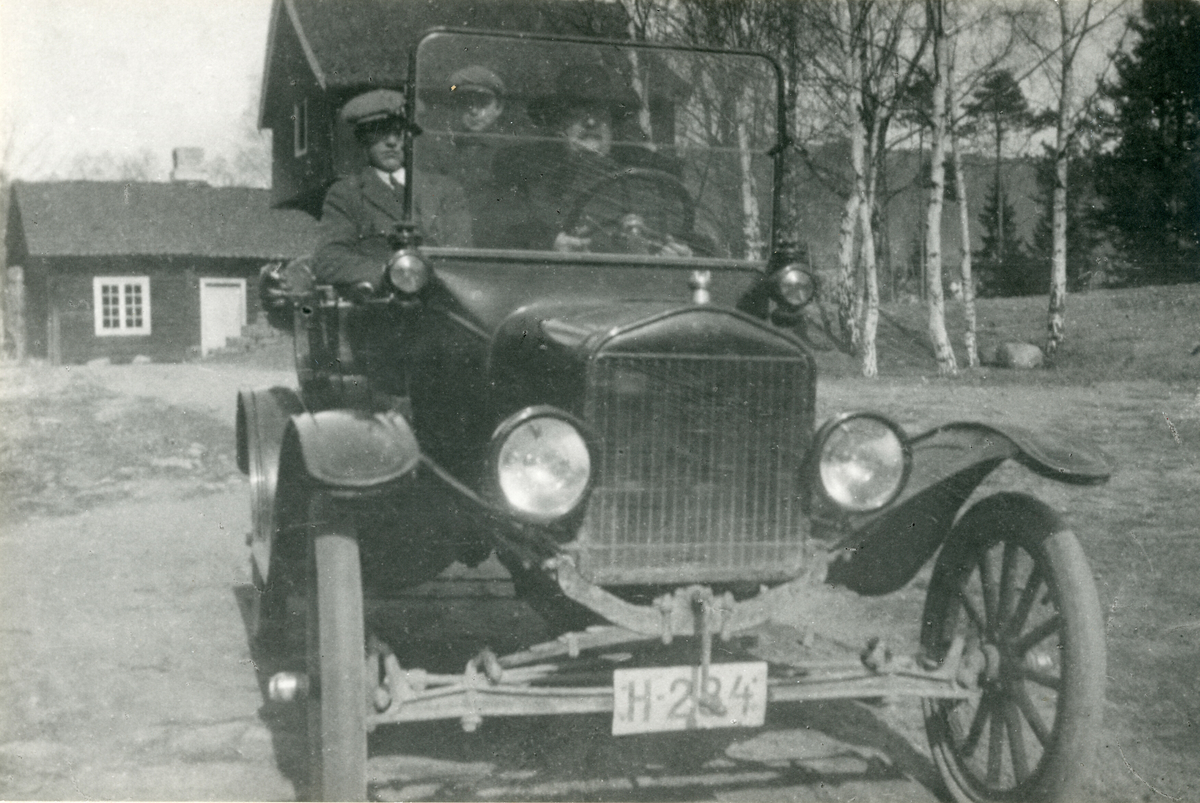Gjermund Grivi med bilen sin - Bø Museum / DigitaltMuseum
