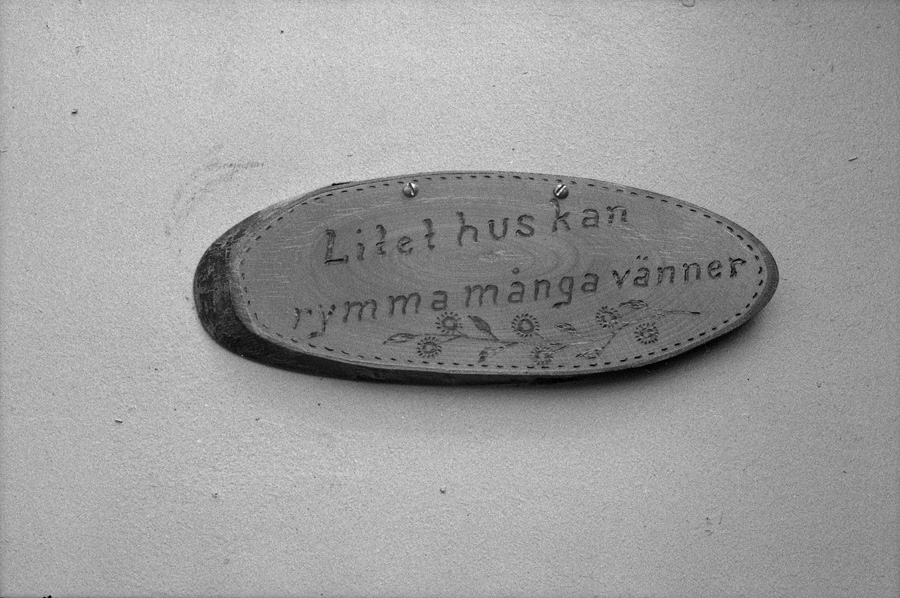 Skylt med texten: Litet hus kan rymma många vänner. - Landskrona museum ...