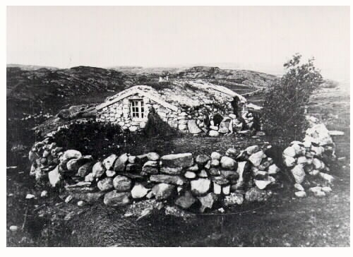 "Exteriör. Backstuga, stenstuga. Grottan ovanför Viken Röde Holme ...