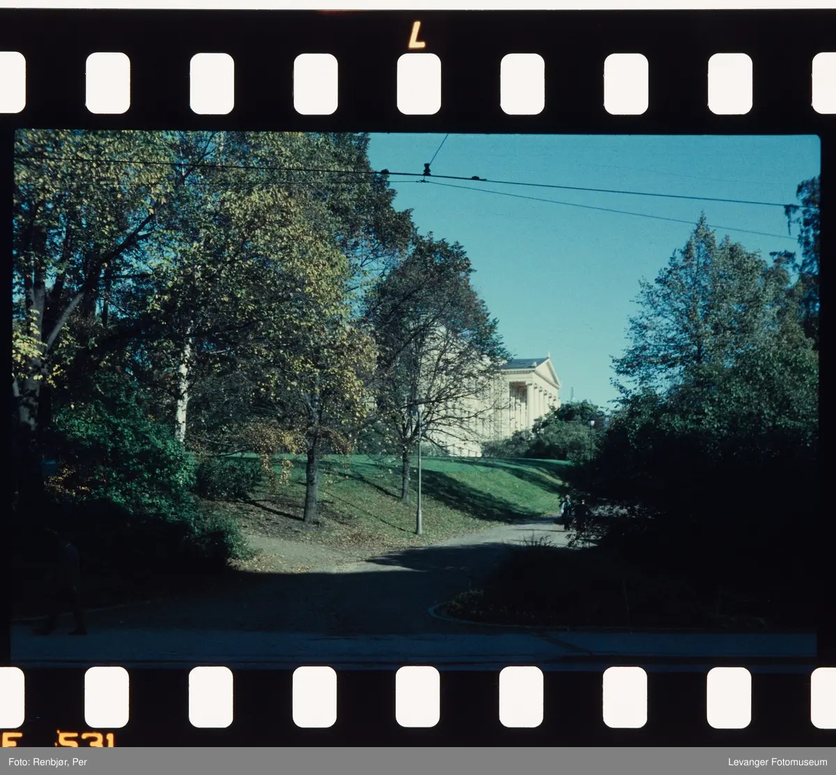 Slottparken i Oslo. med Slottet i bakgrunnen. - Levanger Fotomuseum ...