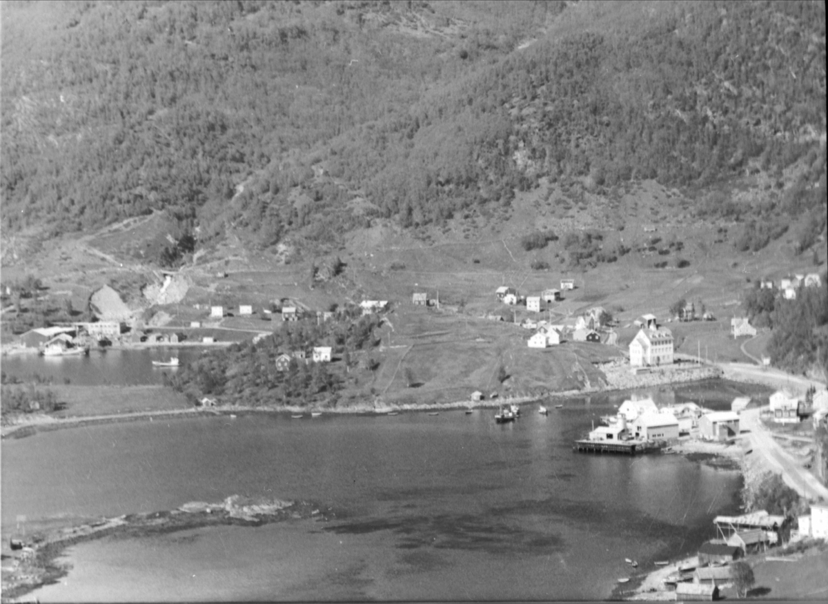 Bebyggelse i Grovfjord, med verkstedområdet til høyre i bakgrunnen ...