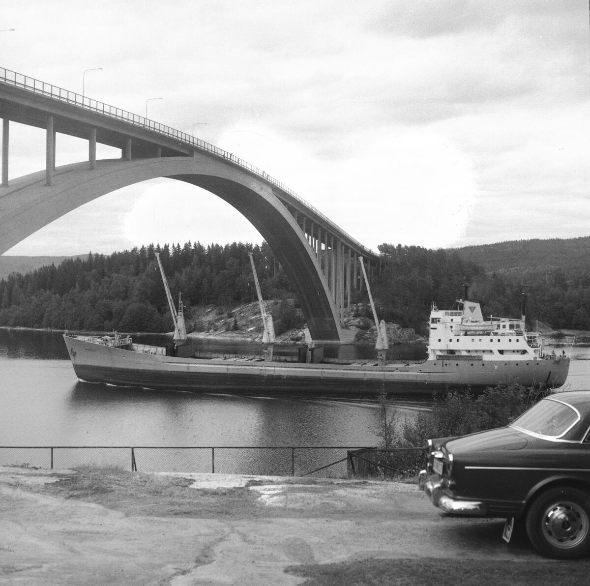 Fartyget Rudolf vid Sandöbron - Västernorrlands museum / DigitaltMuseum