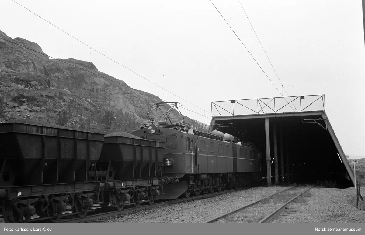 Elektrisk lokomotiv El 12 2114 og 2113 med malmtog til Narvik ved ...