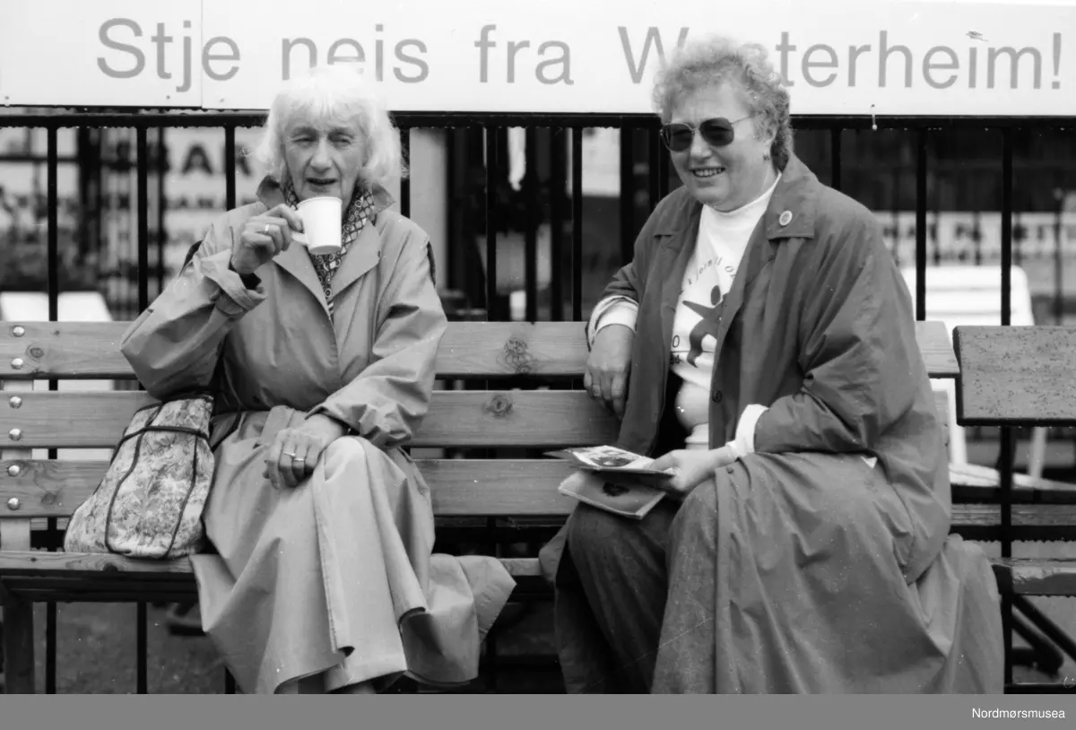 Signe Petrine Karlsen og Aud Inger Aune. Kaffe i grinda på Kongens ...