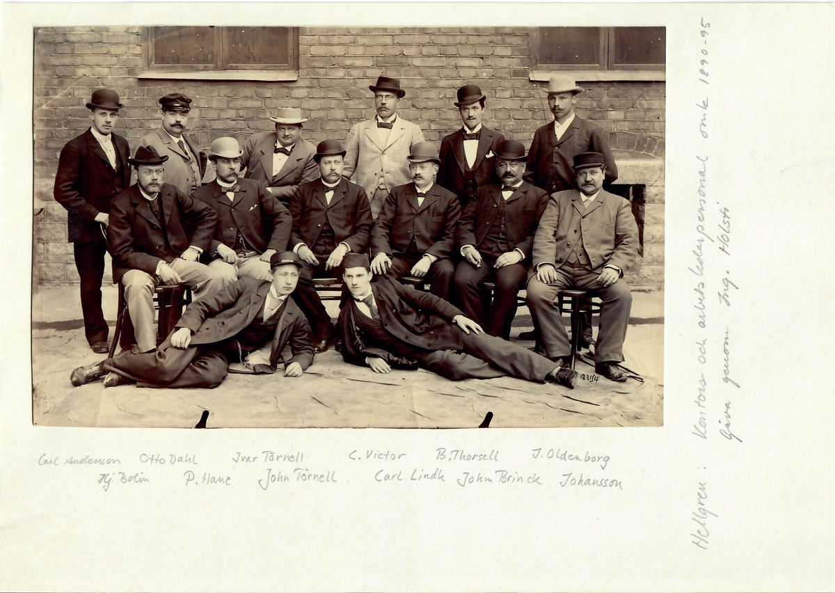 Gruppbild från Hellgren, Kontor och arbetsledarepersonal omkring 1890 ...